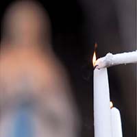 Un cierge au candélabre de la Grotte